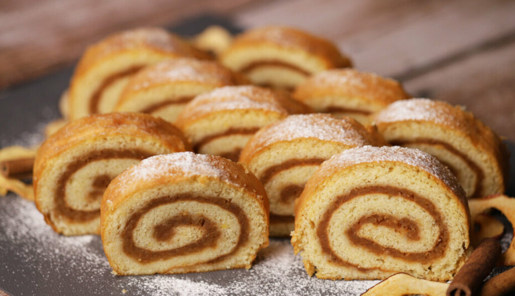 Rulada cu mere- Foarte rapida, delicioasa si aromata – BucatariaNoastra ...