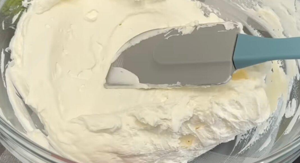 Rulada cu blat din biscuiti si crema din mascarpone si frisca- Nu ...