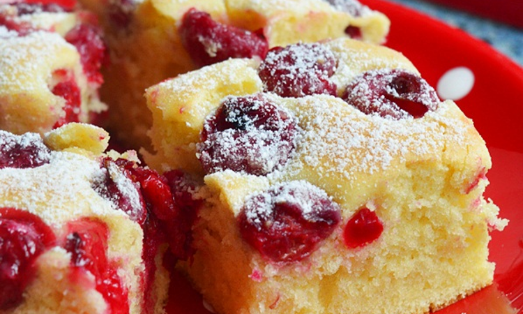 Prajitura pufoasa cu visine – desert simplu si delicios ...